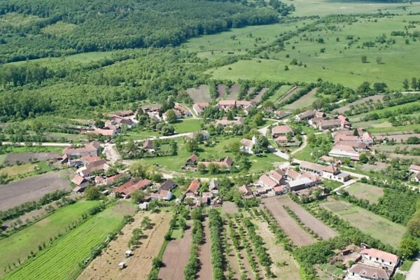 Charlottenburg - satul rotund ascuns printre dealurile Banatului ...