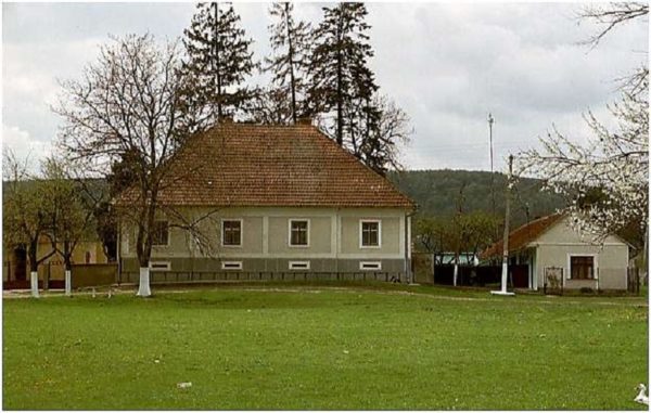 Charlottenburg - satul rotund ascuns printre dealurile Banatului ...
