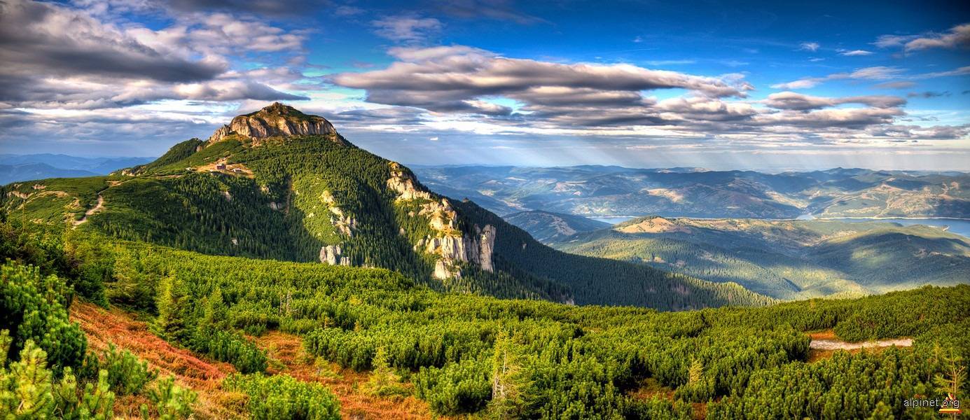I se spune ”Muntele Sfânt din inima Moldovei”. Masivul Ceahlău ...