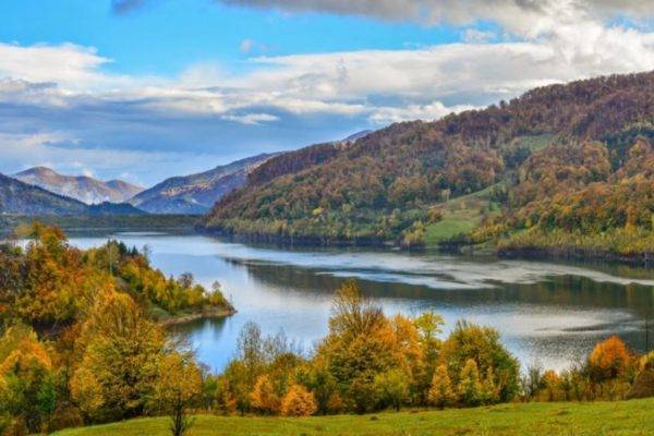 Lacul și barajul Siriu - un loc magic în România - Coltisor de Romania