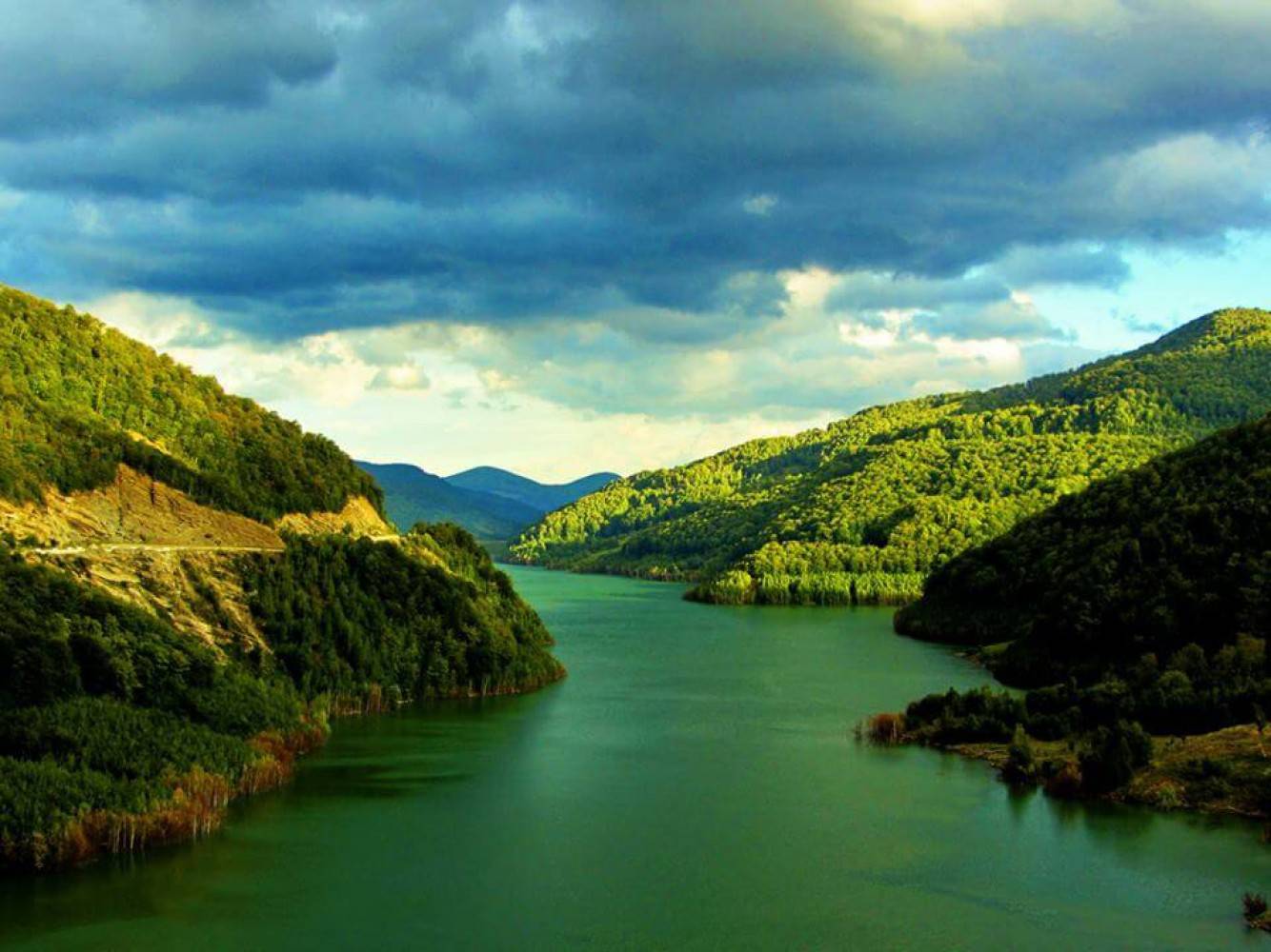 Lacul și barajul Siriu - un loc magic în România - Coltisor de Romania